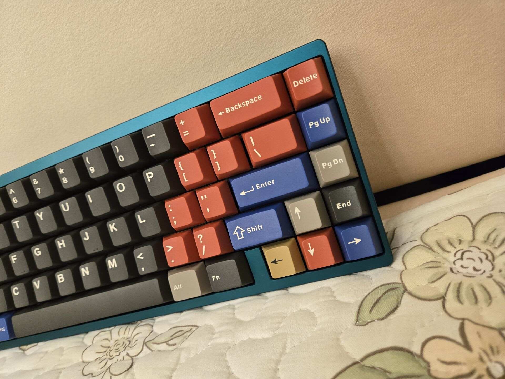 Neo65Cu開箱，客製化鍵盤套件，全鋁大銅底，純粹的表現，優美的陽極法翠。 - gpgp9988的創作 - 巴哈姆特