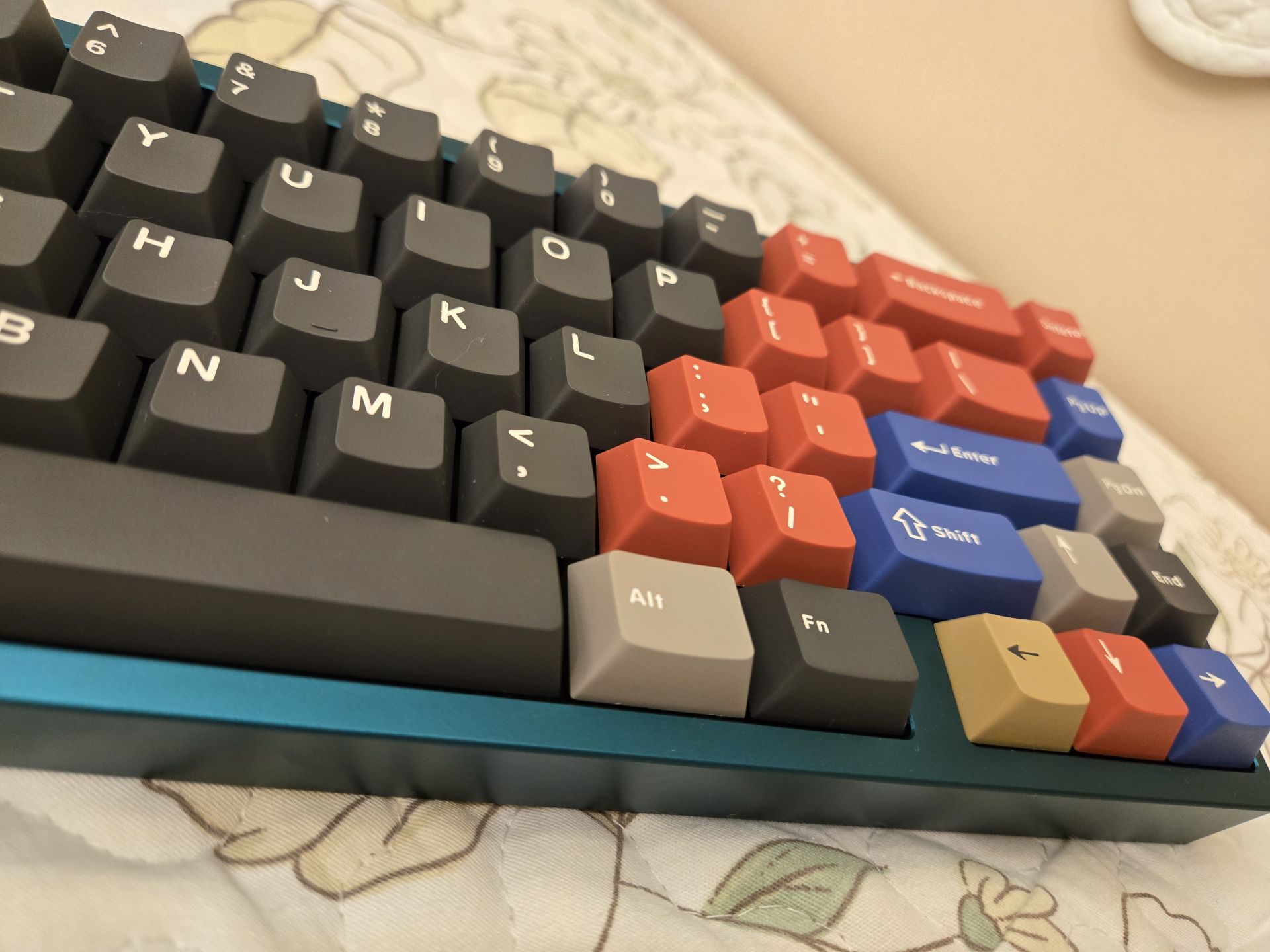 Neo65Cu開箱，客製化鍵盤套件，全鋁大銅底，純粹的表現，優美的陽極法翠。 - gpgp9988的創作 - 巴哈姆特