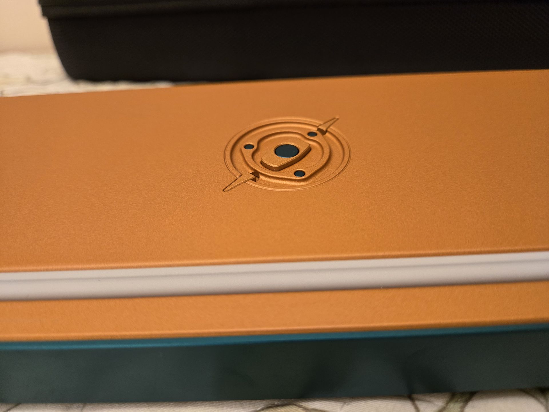 Neo65Cu開箱，客製化鍵盤套件，全鋁大銅底，純粹的表現，優美的陽極法翠。 - gpgp9988的創作 - 巴哈姆特