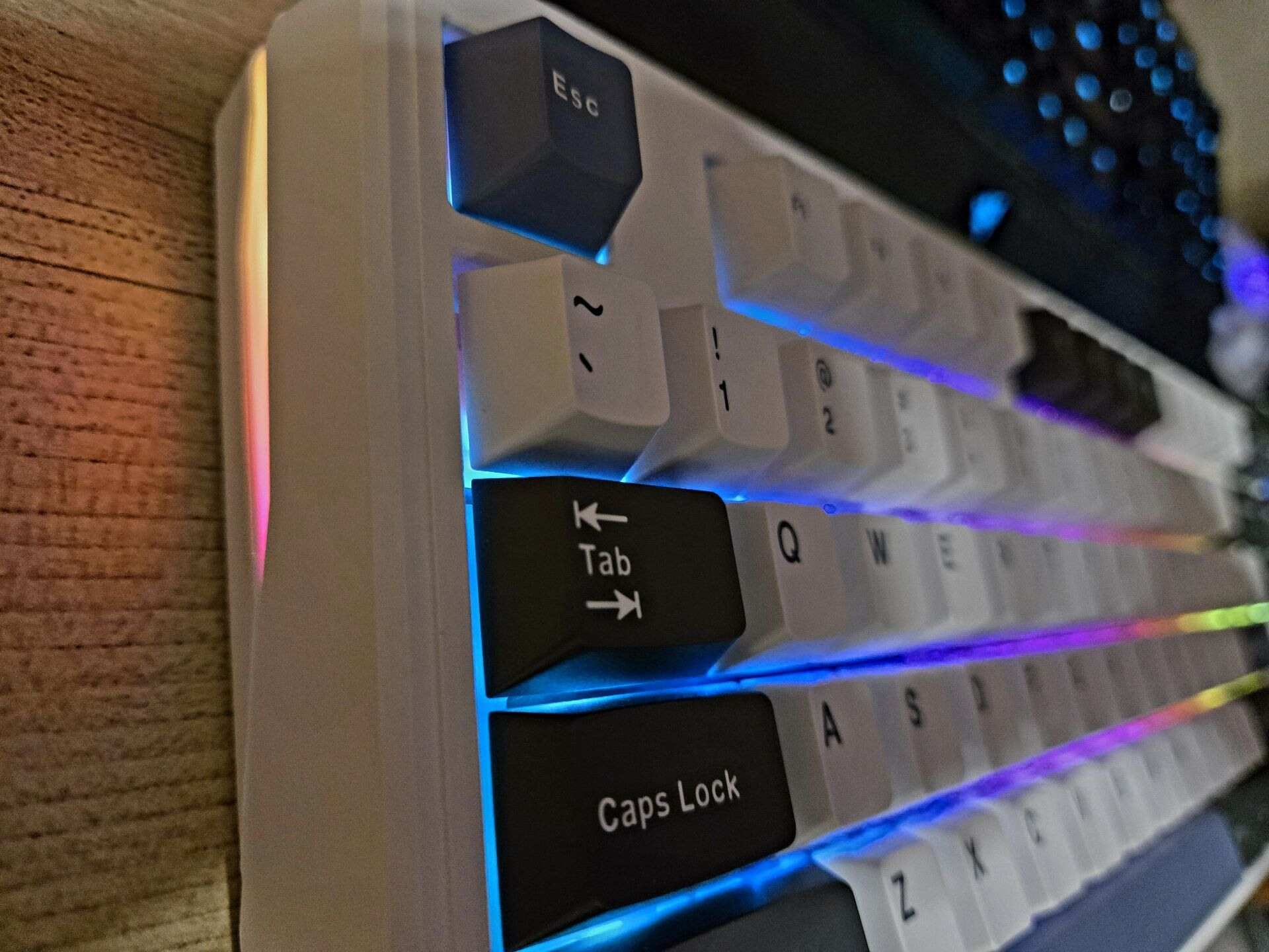 Riccks Rs8，不到800台幣的三模87配列鍵盤，簡潔外觀，獨特內膽，聲音優秀的好鍵盤。 - gpgp9988的創作 - 巴哈姆特