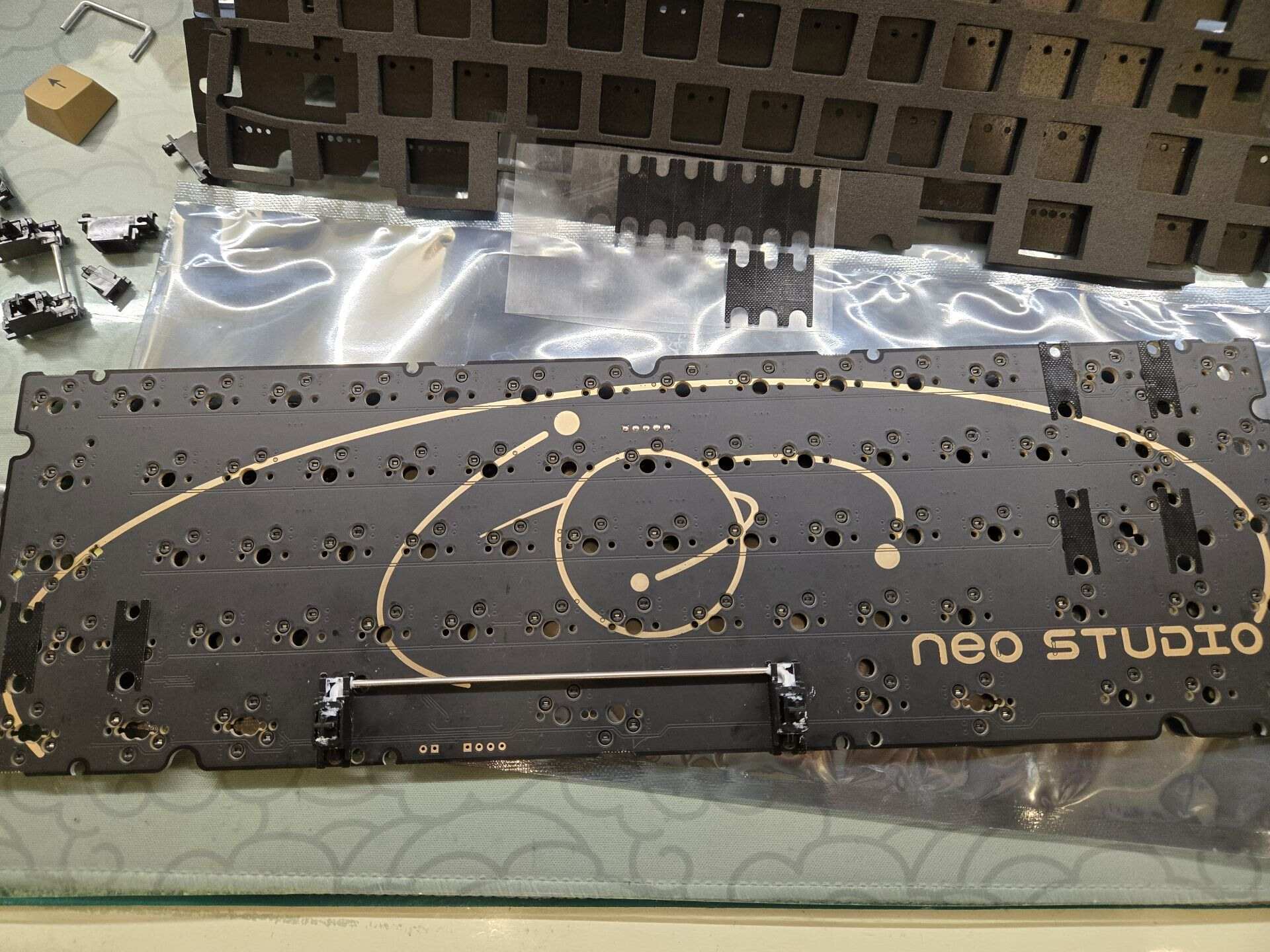 Neo65Cu開箱，客製化鍵盤套件，全鋁大銅底，純粹的表現，優美的陽極法翠。 - gpgp9988的創作 - 巴哈姆特