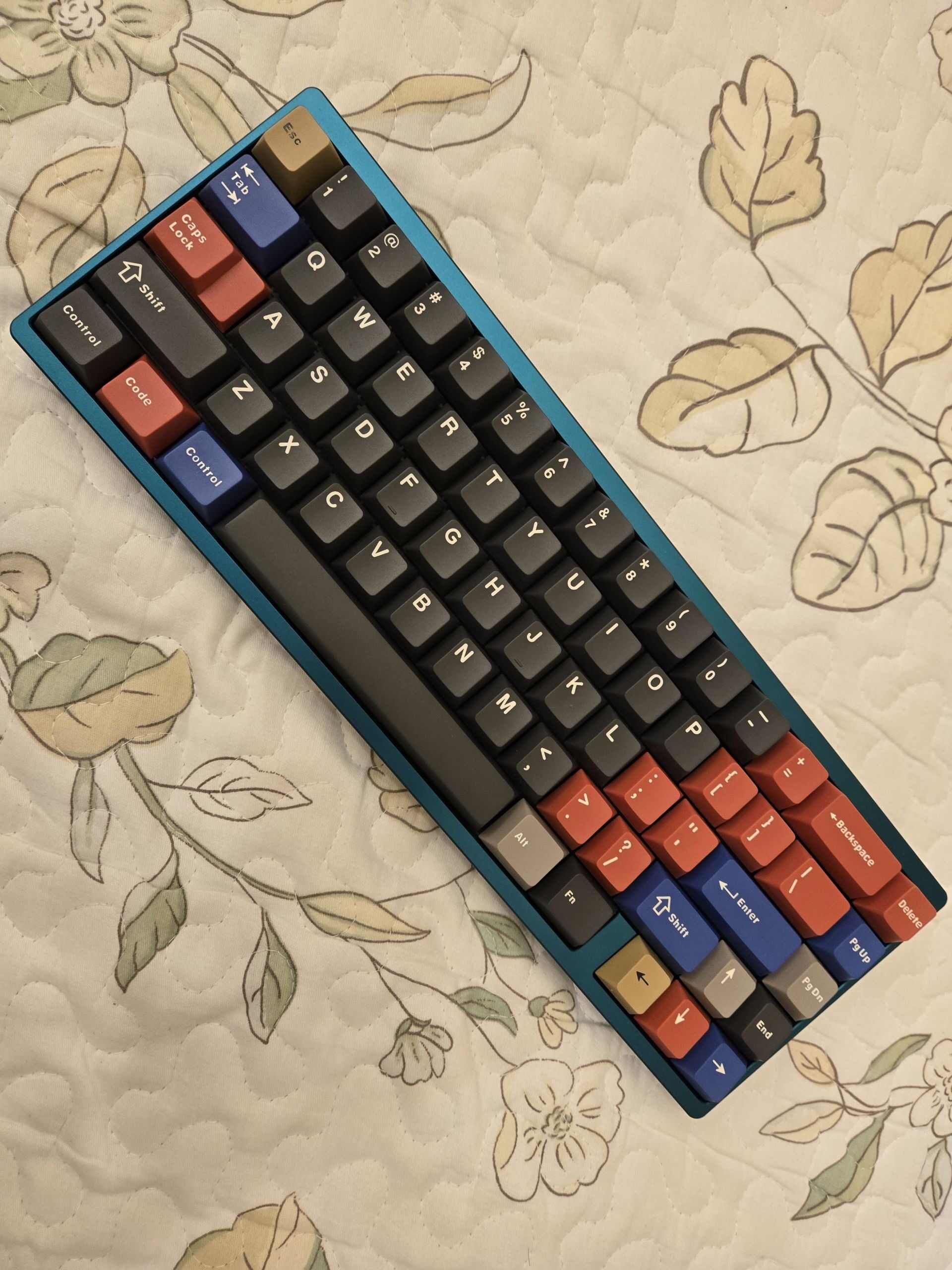 Neo65Cu開箱，客製化鍵盤套件，全鋁大銅底，純粹的表現，優美的陽極法翠。 - gpgp9988的創作 - 巴哈姆特