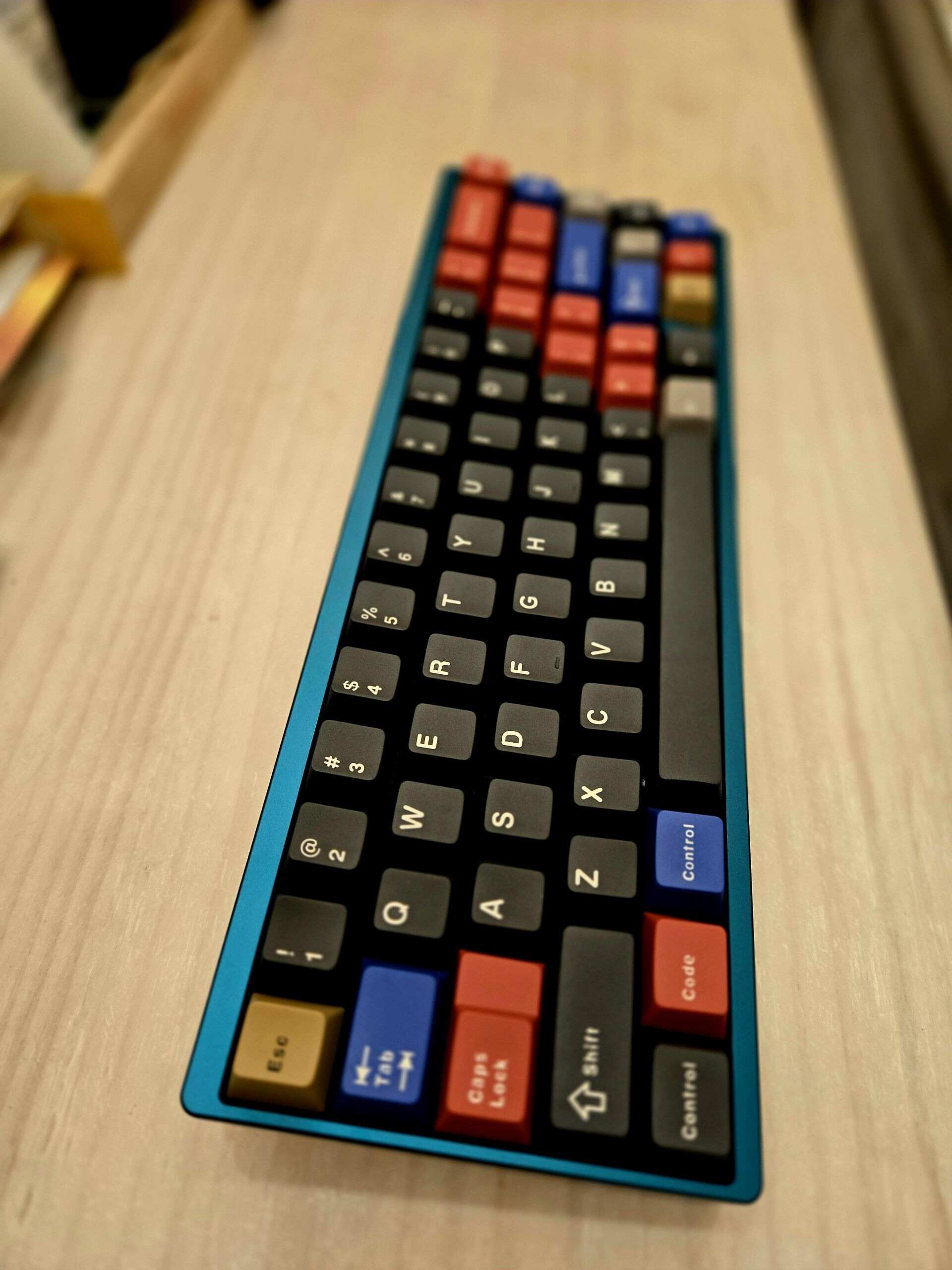 Neo65Cu開箱，客製化鍵盤套件，全鋁大銅底，純粹的表現，優美的陽極法翠。 - gpgp9988的創作 - 巴哈姆特