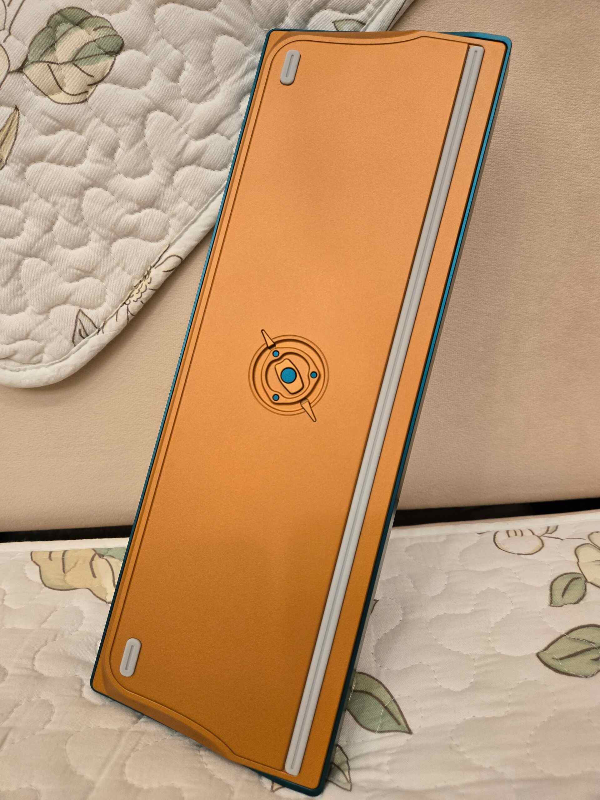 Neo65Cu開箱，客製化鍵盤套件，全鋁大銅底，純粹的表現，優美的陽極法翠。 - gpgp9988的創作 - 巴哈姆特