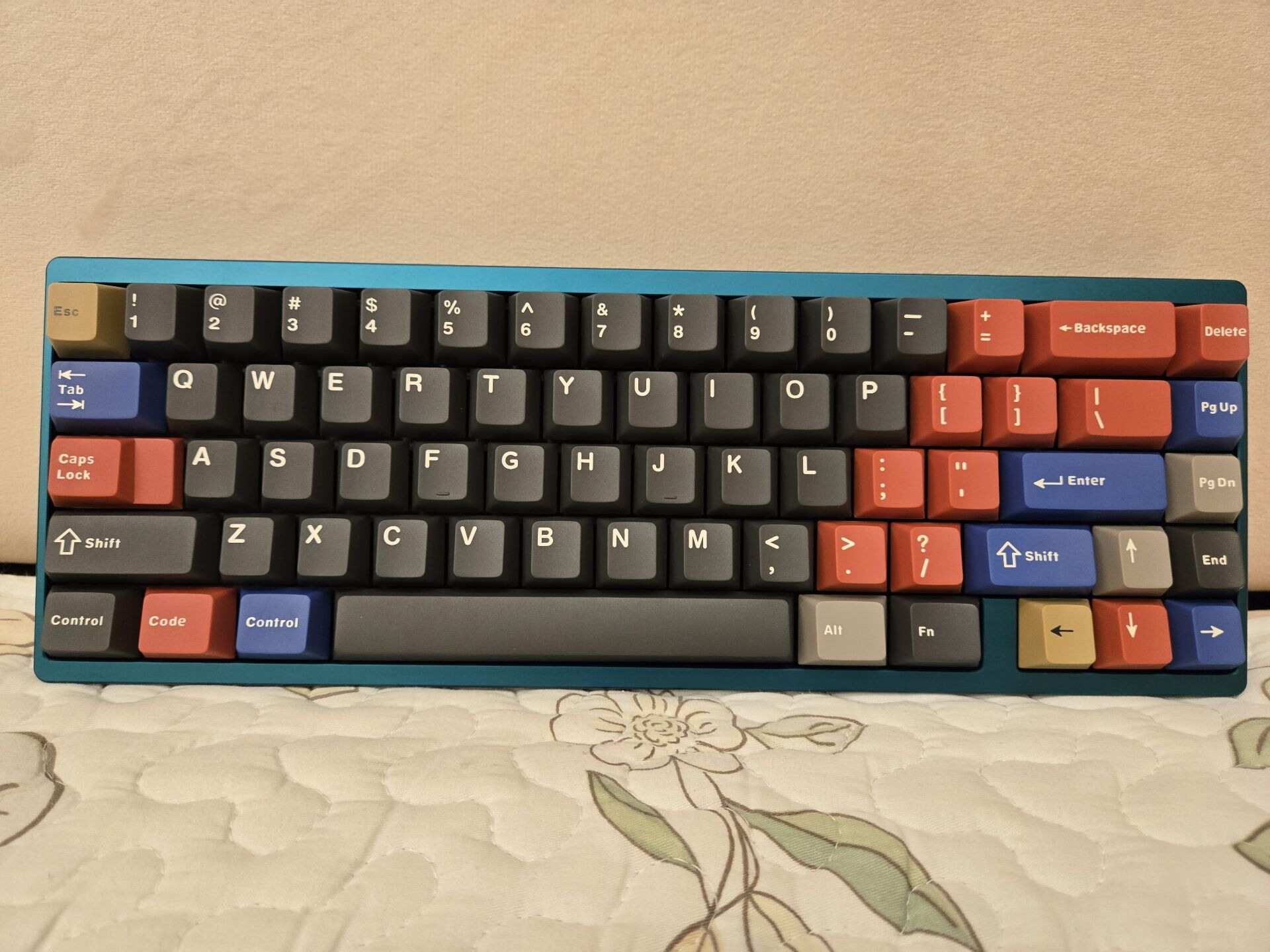 Neo65Cu開箱，客製化鍵盤套件，全鋁大銅底，純粹的表現，優美的陽極法翠。 - gpgp9988的創作 - 巴哈姆特