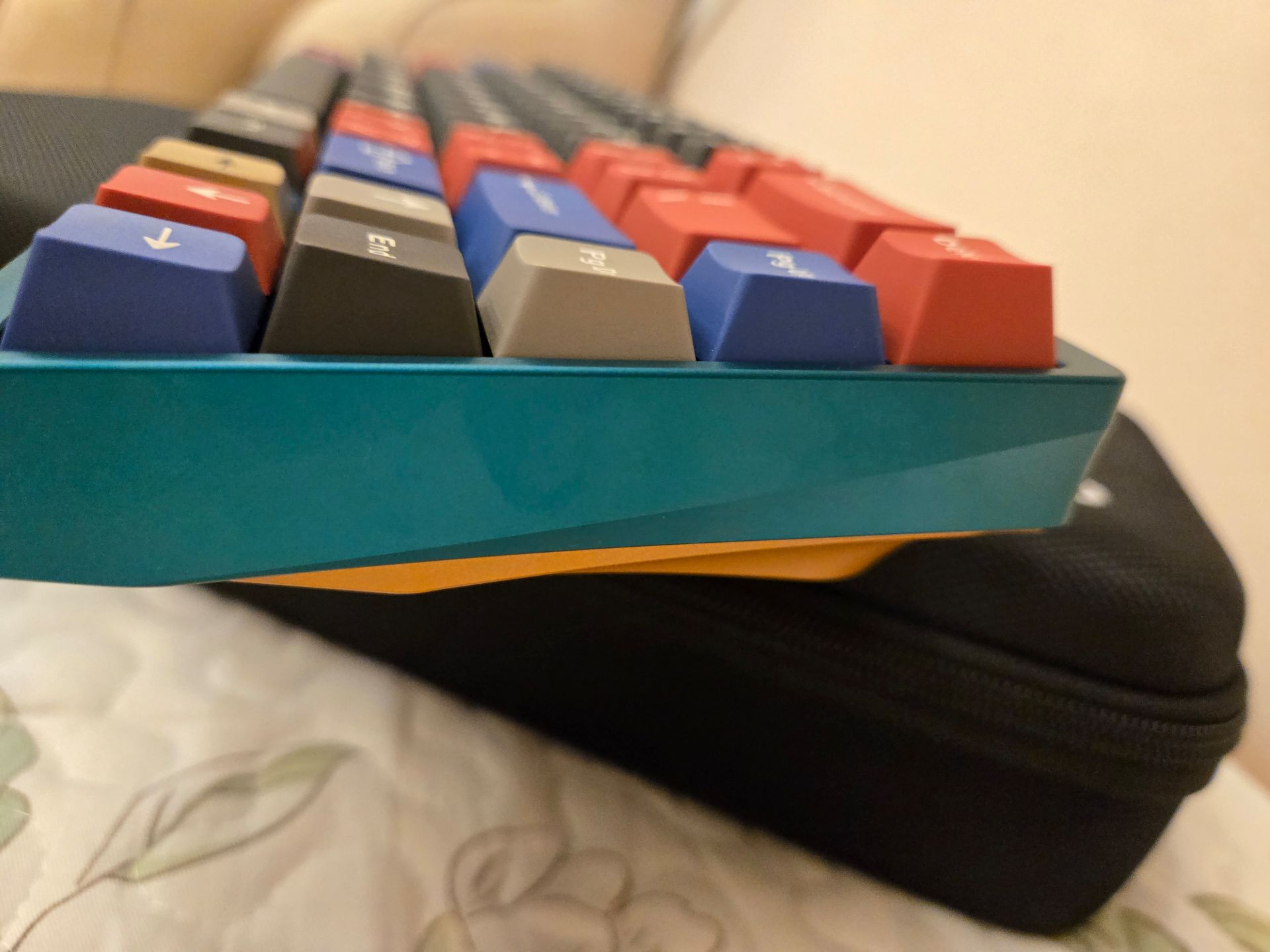 Neo65Cu開箱，客製化鍵盤套件，全鋁大銅底，純粹的表現，優美的陽極法翠。 - gpgp9988的創作 - 巴哈姆特