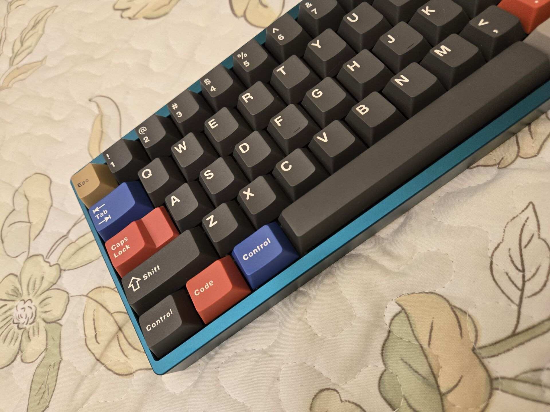 Neo65Cu開箱，客製化鍵盤套件，全鋁大銅底，純粹的表現，優美的陽極法翠。 - gpgp9988的創作 - 巴哈姆特