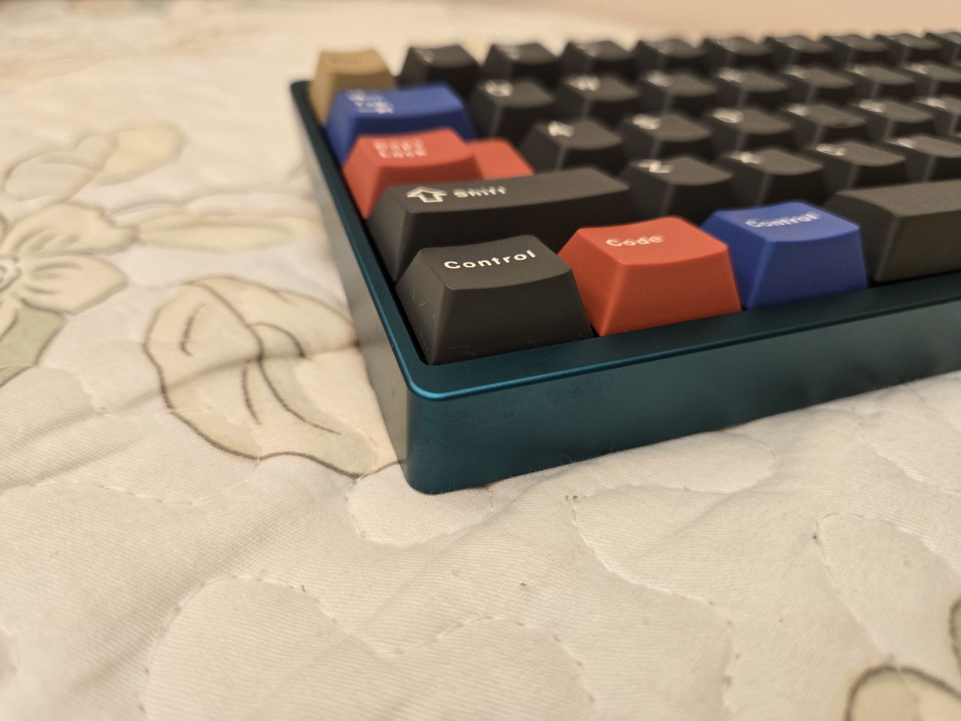 Neo65Cu開箱，客製化鍵盤套件，全鋁大銅底，純粹的表現，優美的陽極法翠。 - gpgp9988的創作 - 巴哈姆特