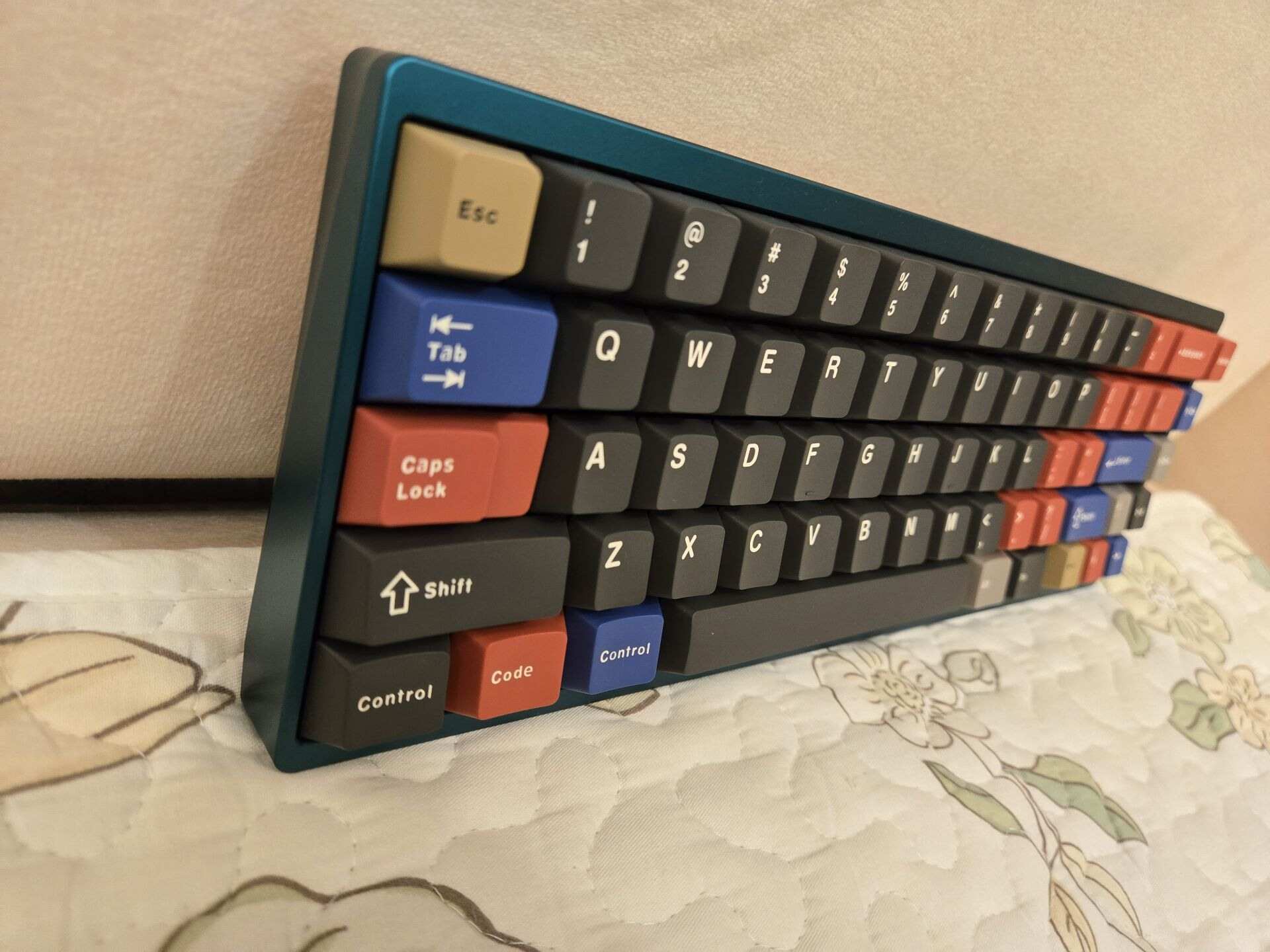 Neo65Cu開箱，客製化鍵盤套件，全鋁大銅底，純粹的表現，優美的陽極法翠。 - gpgp9988的創作 - 巴哈姆特