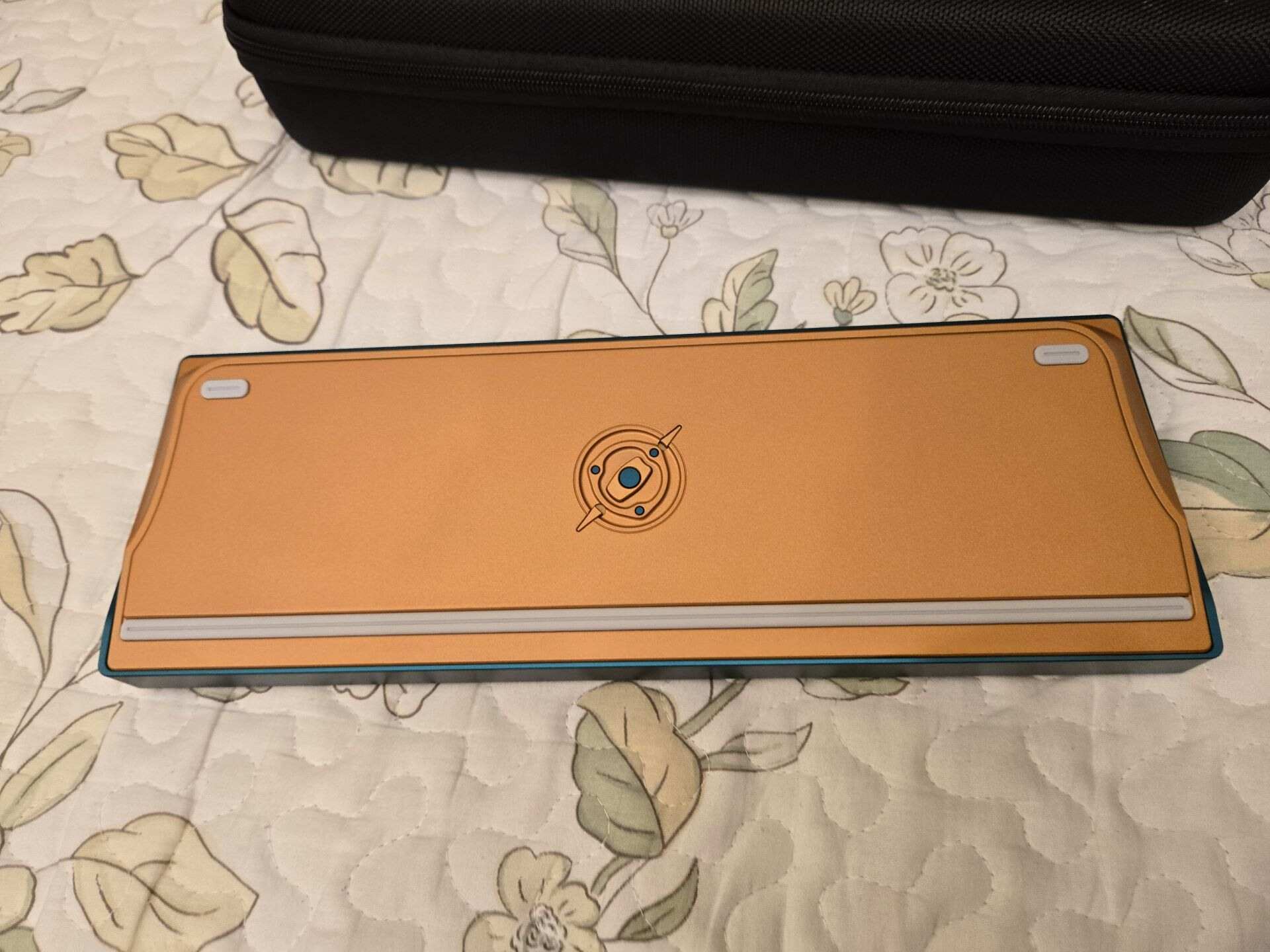 Neo65Cu開箱，客製化鍵盤套件，全鋁大銅底，純粹的表現，優美的陽極法翠。 - gpgp9988的創作 - 巴哈姆特